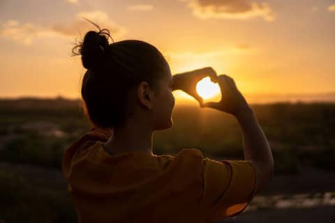 3 Emoji Love Tangan yang Populer Beserta Arti, Unik Bentuknya | IDN Times