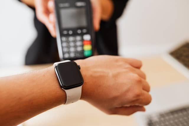7 Smartwatch NFC Terbaik 2024, Permudah Pembayaran Cashless | IDN Times