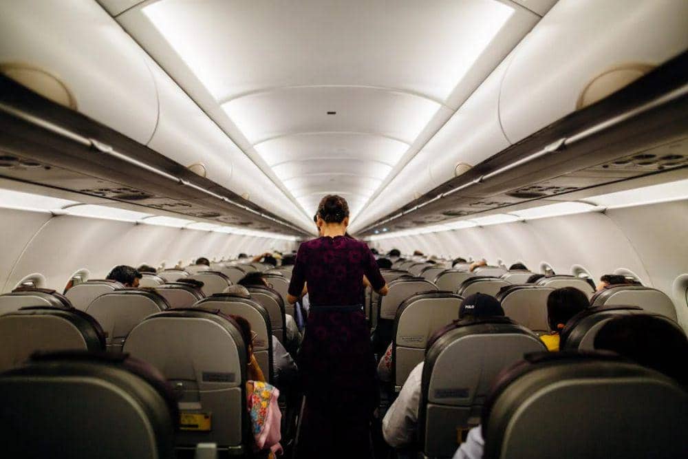 Perbedaan Aisle, Middle, dan Window Seat Pesawat Terbang | IDN Times
