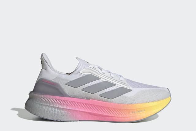 10 Rekomendasi Sepatu Running Adidas Terbaik dan Terlaris | IDN Times