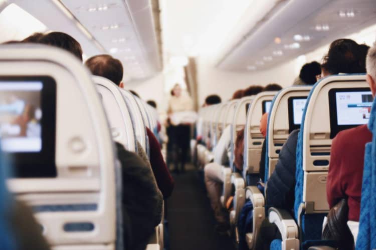 Perbedaan Aisle, Middle, dan Window Seat Pesawat Terbang | IDN Times