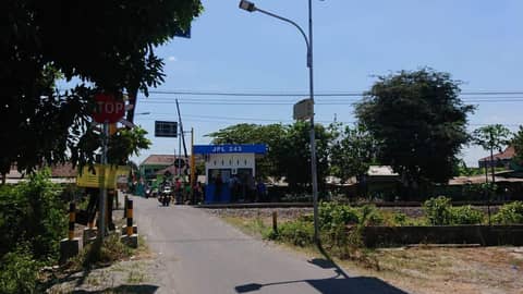 Mengenal PJL, Petugas Palang Pintu Penjaga Perlintasan Kereta | IDN Times