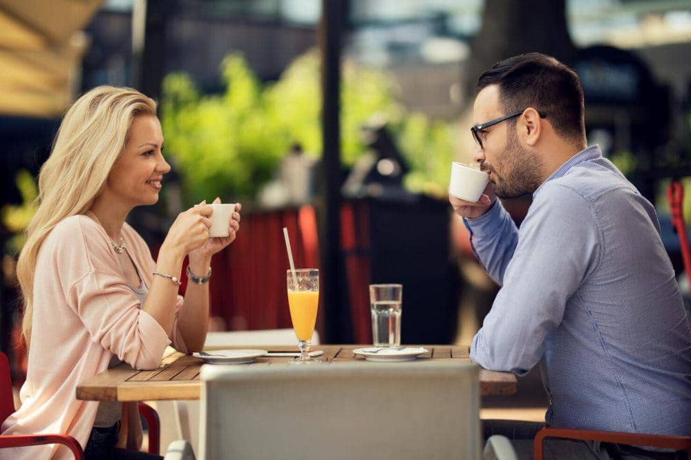 5 Tips Ngobrol sama Orang yang Bicaranya Gak Pernah Mau Berhenti | IDN ...