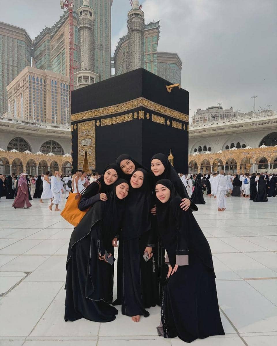 7 Potret Selebgram Audrey Jesslyn Umrah bareng Sahabat | IDN Times