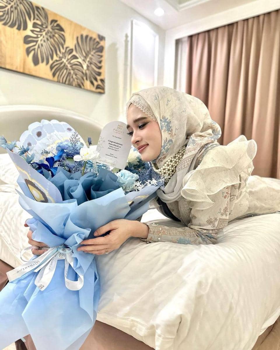 7 Potret Inara Rusli Gelar Fashion Show Brand Miliknya | IDN Times