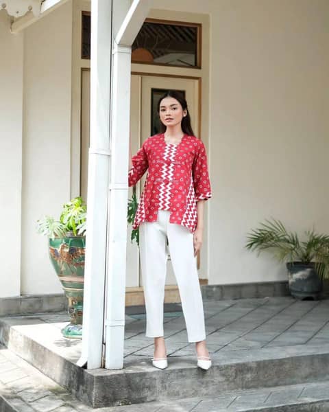 8 Model Batik Warna Merah untuk Meriahkan Acara Kemerdekaan | IDN Times