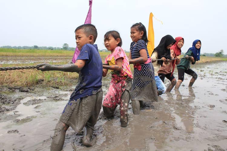 Makna Lomba 17 Agustus: Tarik Tambang, Bakiak, Panjat Pinang, Balap Karung, Makan Kerupuk | IDN ...