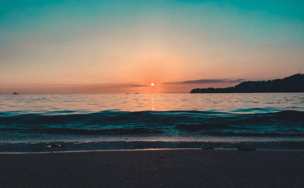 15 Lagu untuk Sunset di Pantai yang Asyik, Bikin Happy! | IDN Times