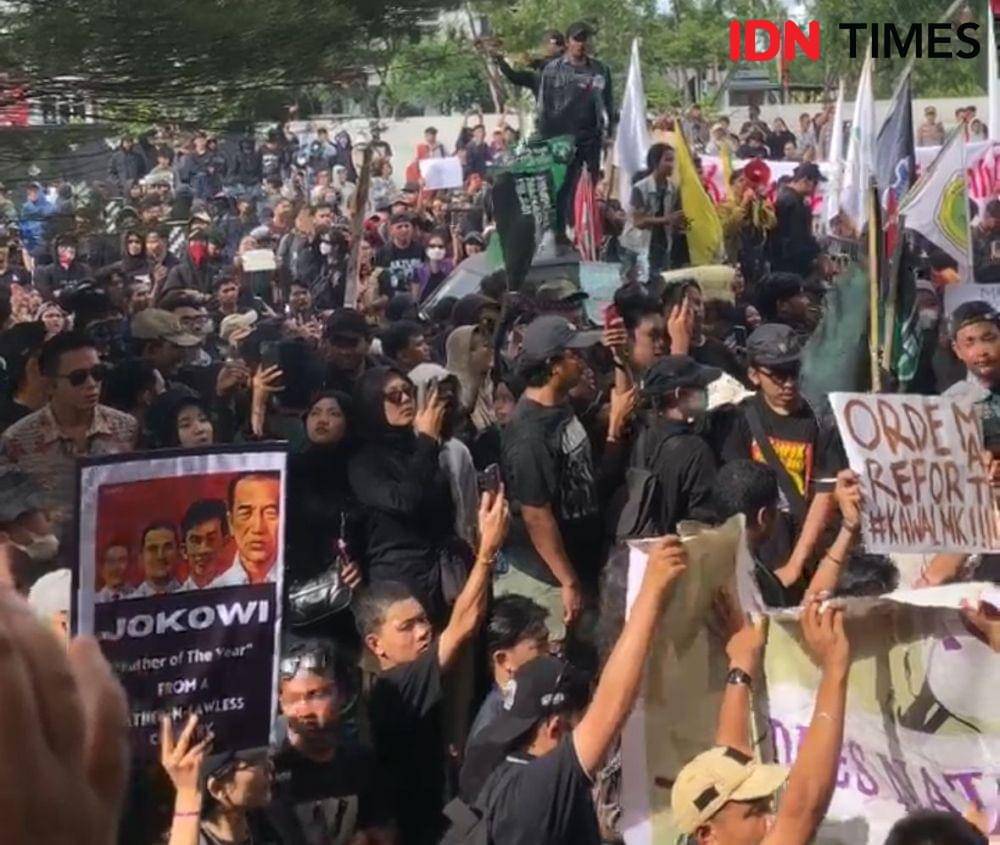 Kawal Putusan MK, Ratusan Mahasiswa Demo Kantor DPRD Kalbar | IDN Times Kaltim