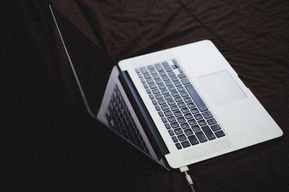 Tips Agar Laptop Lebih Cepat Penuh Saat Diisi Daya | IDN Times