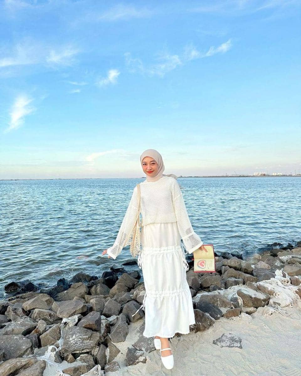 10 OOTD Dress Hijab ke Pantai, Bikin Kamu Makin Elegan | IDN Times Jogja