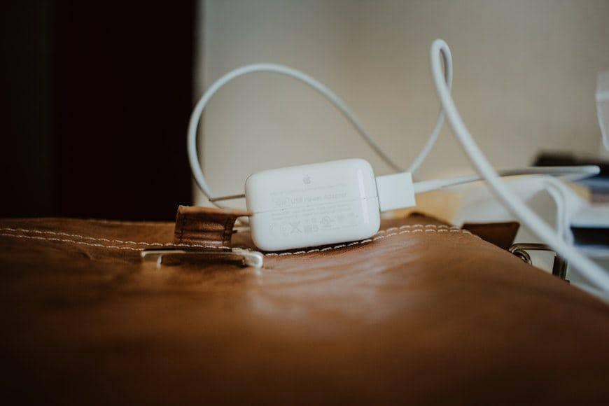 Charger HP Watt Besar, Apakah Aman? Ini Penjelasan Lengkapnya | IDN Times