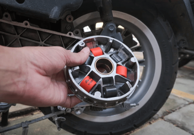 5 Penyebab Motor 'Gredek' di Tarikan Awal | IDN Times