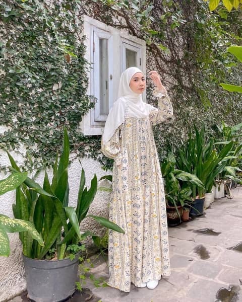 11 Inspirasi OOTD Nuansa Cream ala Richa Etika | IDN Times