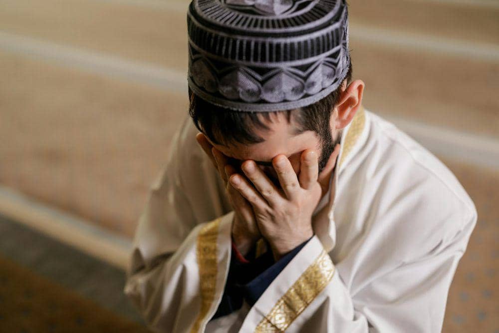 Bacaan Doa Setelah Sholat Fardhu 5 Waktu Sesuai Sunnah | IDN Times