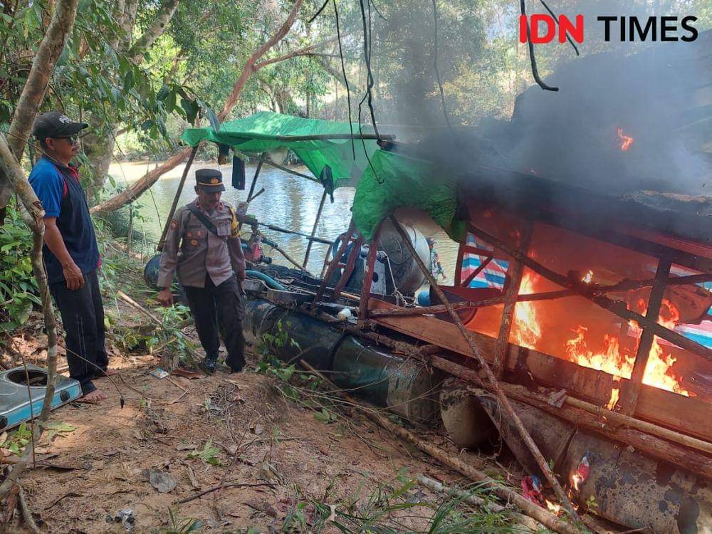 Polisi di Kapuas Hulu Bakar Alat Penambang Emas Ilegal | IDN Times Kaltim