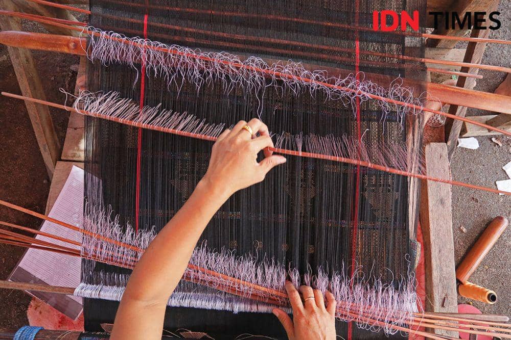 Gak Cuma Ulos, Ini 9 Kain Tradisional dari Sumut yang Sarat Makna | IDN ...