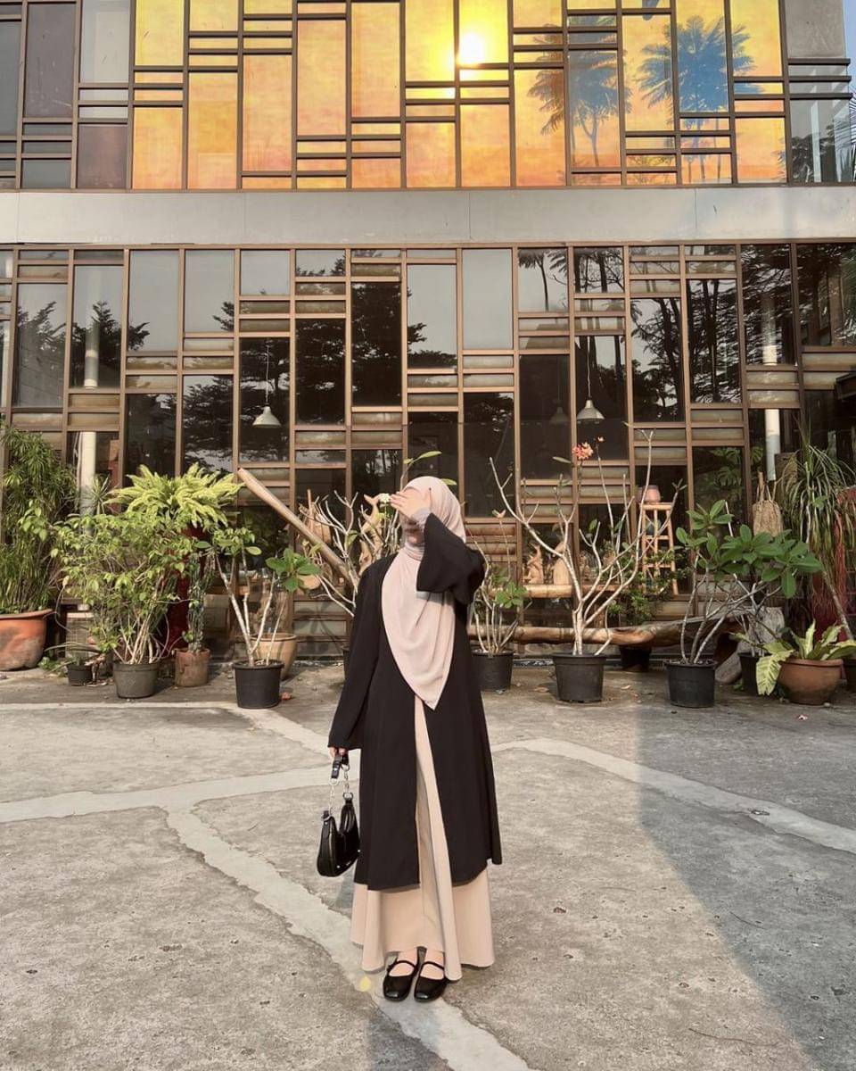 10 OOTD Hijab Syar'i ala Selebgram, Cocok untuk Pemula! | IDN Times