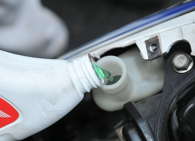 Waktu Ideal Ganti Air Radiator Motor | IDN Times