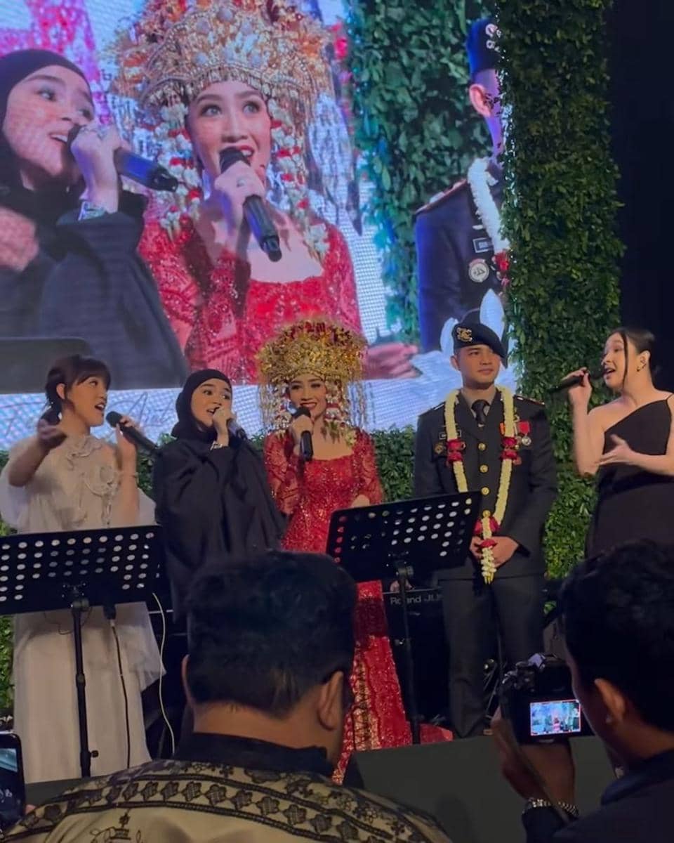 7 Potret BLINK Reunian di Pernikahan Febby Rastanty | IDN Times