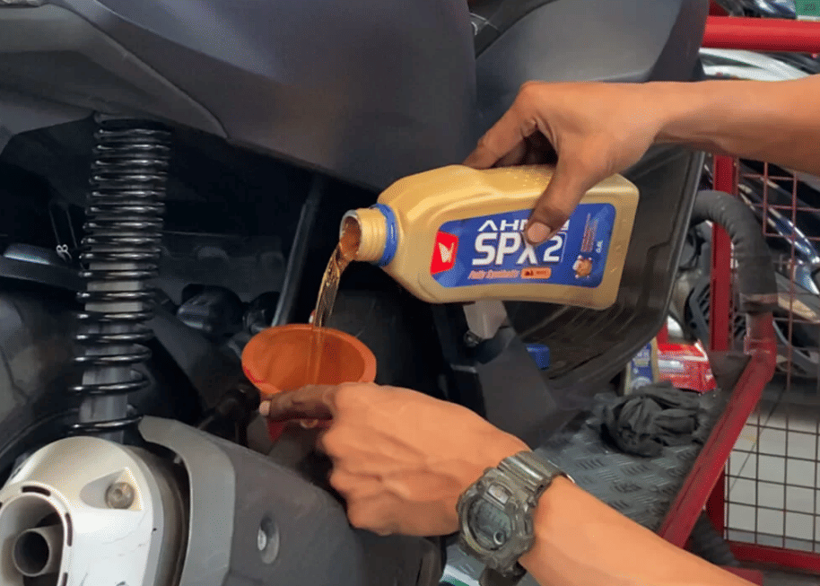 Ganti Oli Motor Berdasarkan Kilometer atau Waktu, Mana Paling Tepat ...