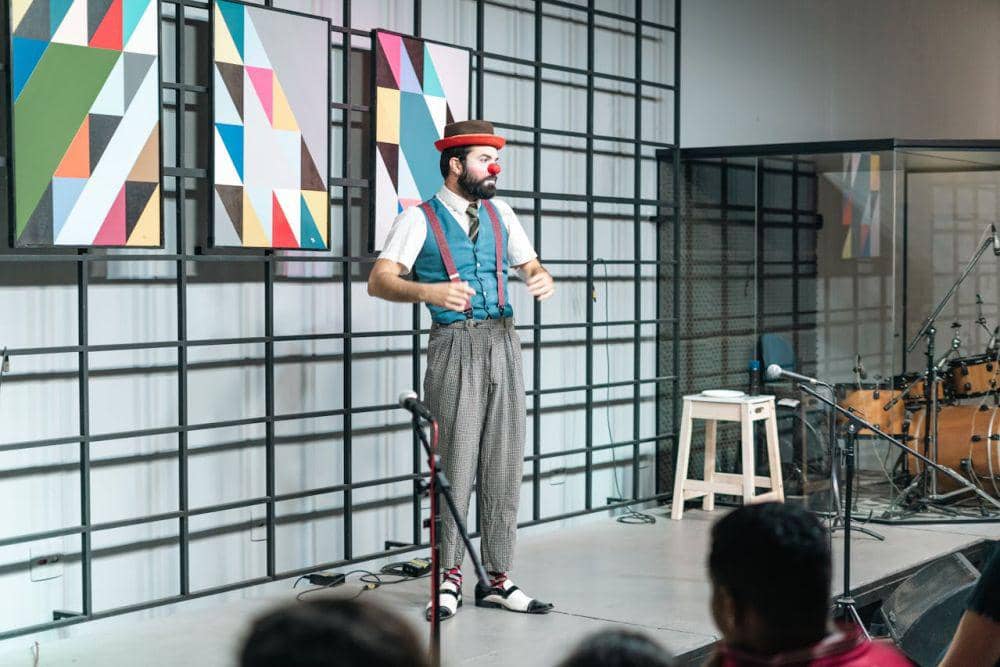 7 Contoh Teks Stand Up Comedy, Bisa Jadi Inspirasi Lomba! | IDN Times