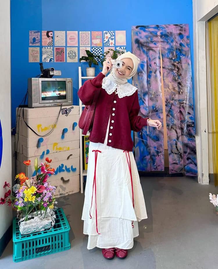 10 Ide OOTD Hijab dengan Outer Warna Maroon, Sontek Yuk! | IDN Times