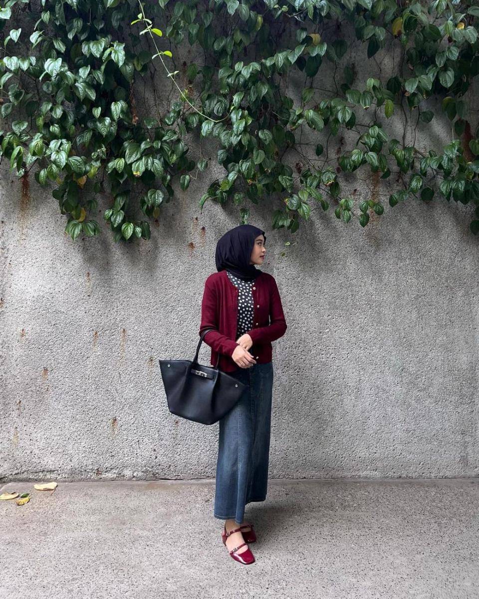 10 Ide OOTD Hijab dengan Outer Warna Maroon, Sontek Yuk! | IDN Times