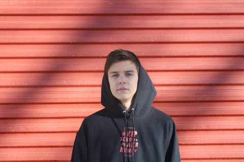 5 Rekomendasi Boxy Hoodie Terbaik, Gaya Oversized yang Hits! | IDN Times