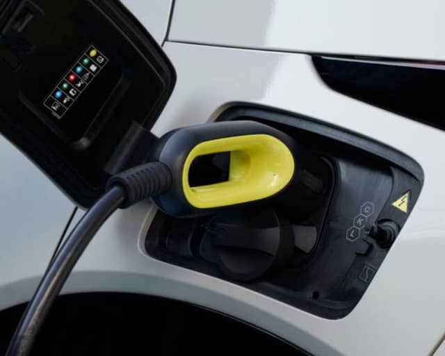 Cara Menghitung Biaya Charge Mobil Listrik, Sudah Tahu? | IDN Times