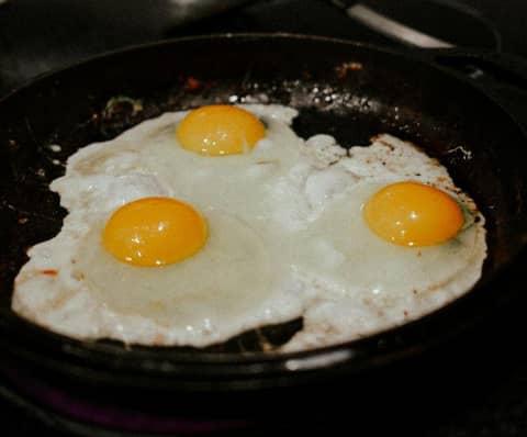4 Tips Membuat Telur Mata Sapi yang Sempurna, Kuningnya Utuh | IDN Times