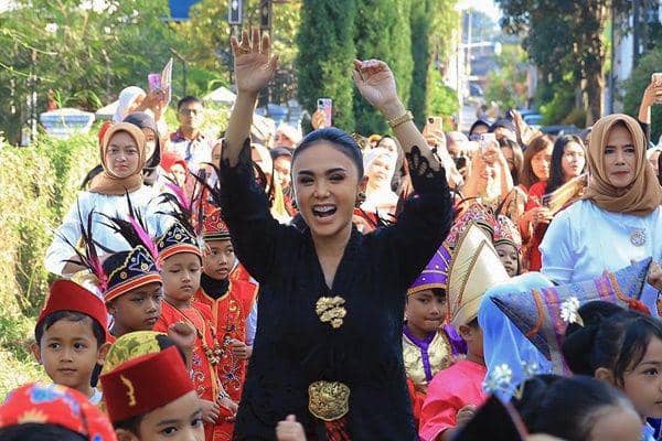 Biodata dan Profil Yuni Shara, Punya Sekolah PAUD di Batu | IDN Times