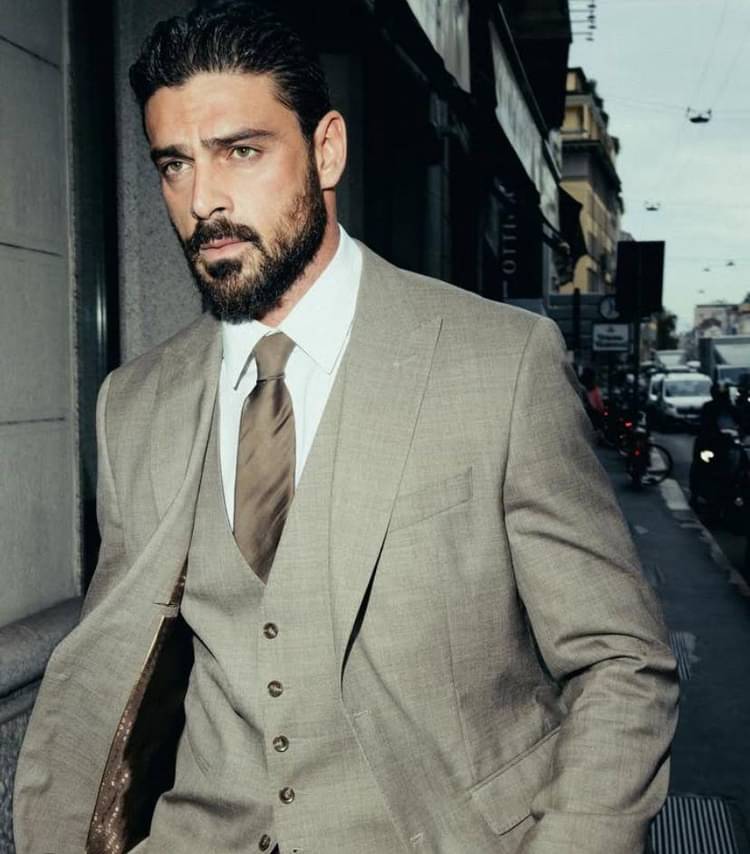 Biodata dan Profil Michele Morrone, Dikenal Berkat 365 Days | IDN Times