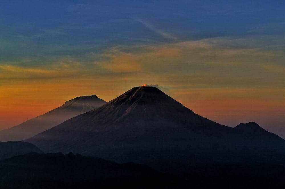 5 Gunung Stratovolcano di Pulau Jawa, Apa Saja? | IDN Times