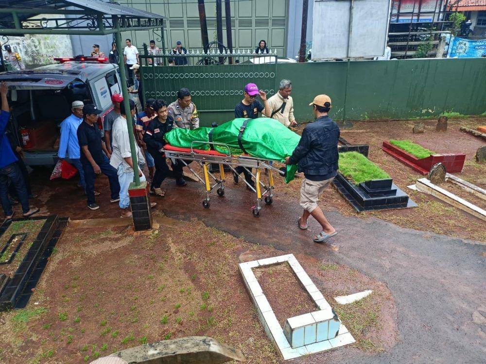 Ibu dan Anak di Ciputat Timur Dimakamkan Satu Liang | IDN Times Banten