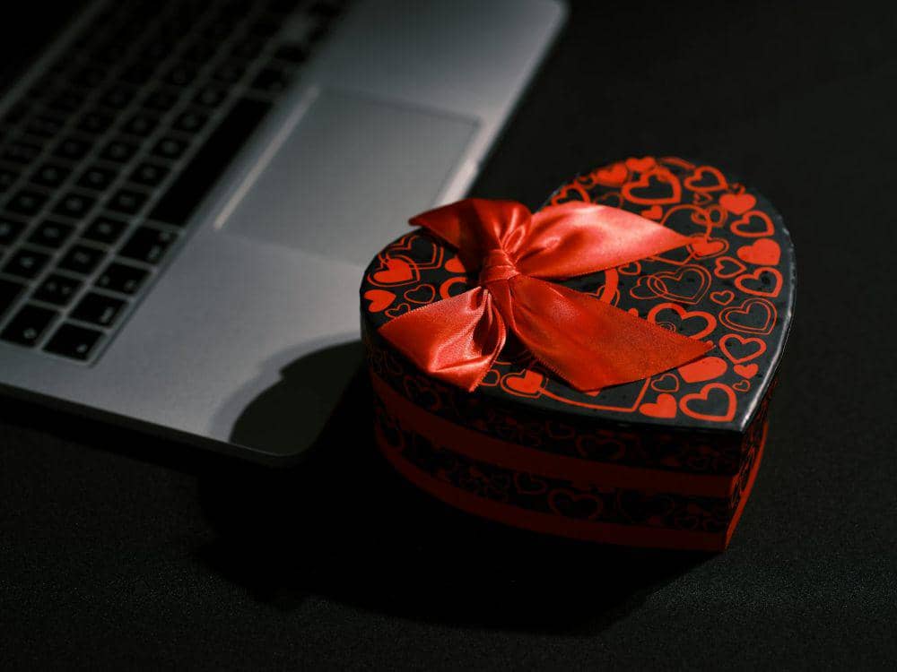5 Cara Membungkus Kado dengan Kreatif, Kain Hingga Box Unik | IDN Times