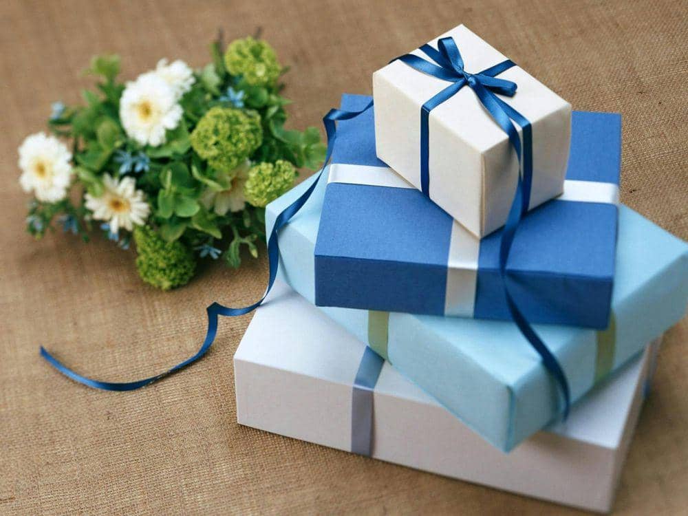 5 Cara Membungkus Kado dengan Kreatif, Kain Hingga Box Unik | IDN Times
