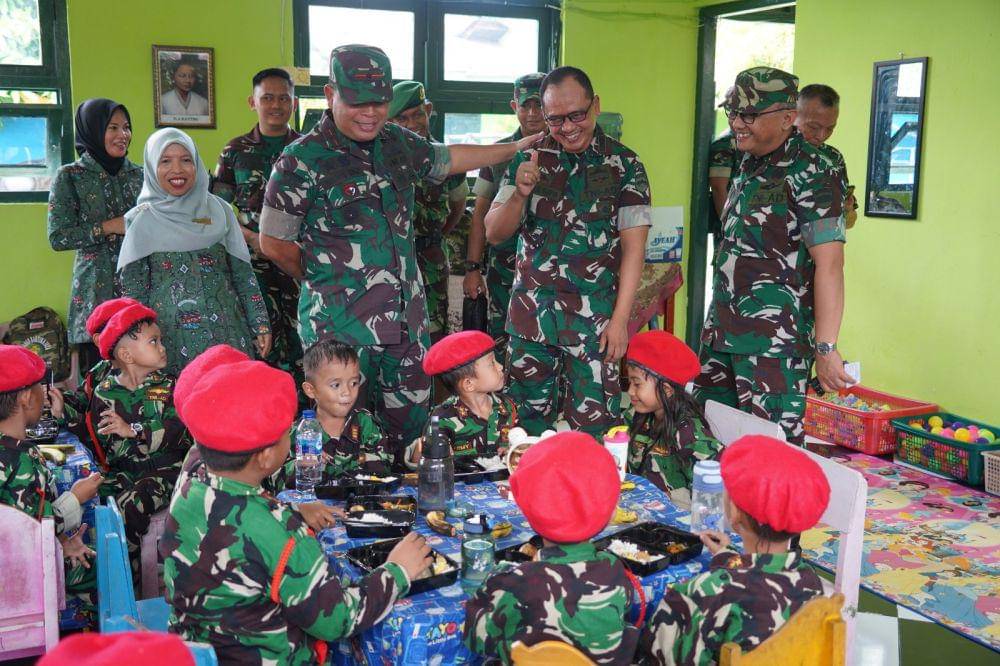 Korem 032 Wirabraja Sumbar Bagikan 1.000 Paket Makan Bergizi | IDN ...