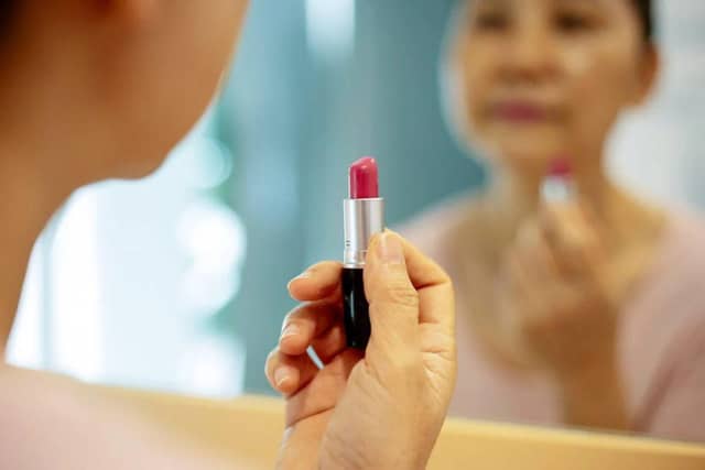 Benarkah Lipstik Bisa Membuat Bibir Hitam? Cek Faktanya Beri | IDN Times