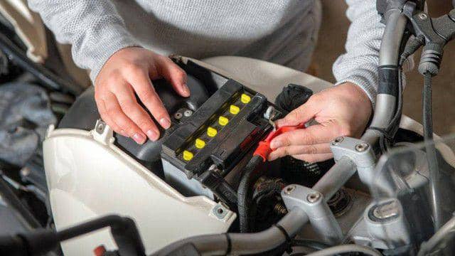 Waspada! 4 Hal Ini Bisa Bikin Aki Motor Meledak | IDN Times