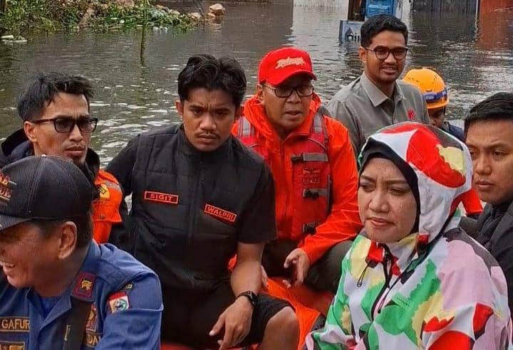 Danny Tinjau Pengungsi Banjir di Manggala Makassar | IDN Times Sulsel