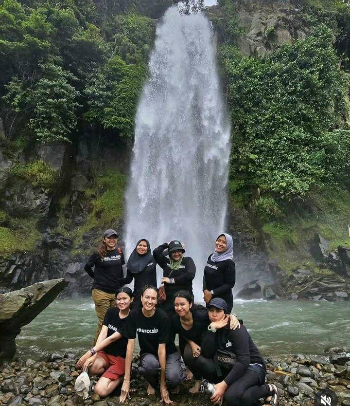 Nadine Chandrawinata Ajak Anak ke Curug Bidadari | IDN Times