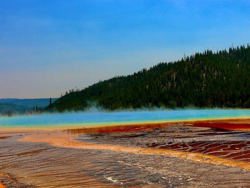 5 Fakta Grand Prismatic Spring, Pelangi Air Memukau di Ameri | IDN Times