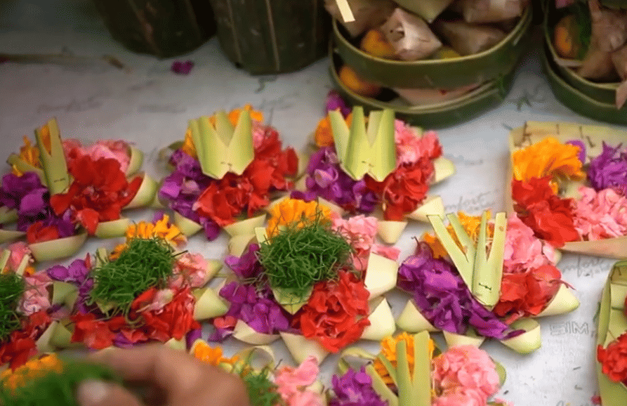 Makna Canang di Bali dan Cara Mengatur Bunga | IDN Times Bali