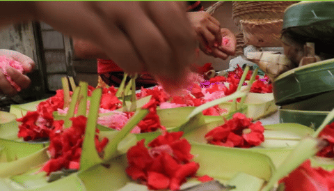 Makna Canang di Bali dan Cara Mengatur Bunga | IDN Times Bali