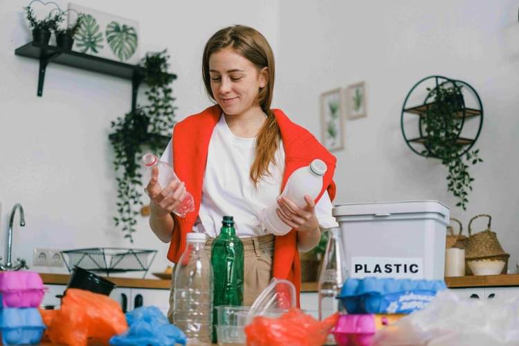 5 Cara Memanfaatkan Botol Plastik Bekas agar Bernilai | IDN Times