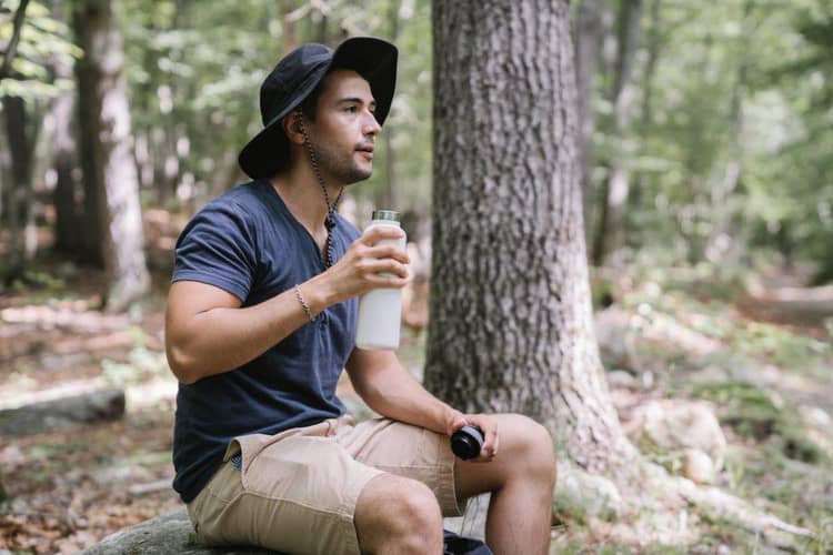 9 Ide Mix and Match Outfit Gunung Pria, Nyaman dan Maskulin! | IDN Times