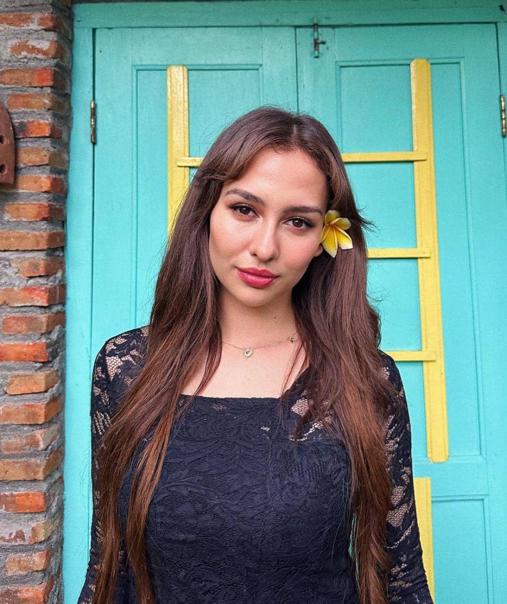 10 Ide Gaya Rambut Panjang ala Anna Jobling, Visualnya Penuh Pesona ...