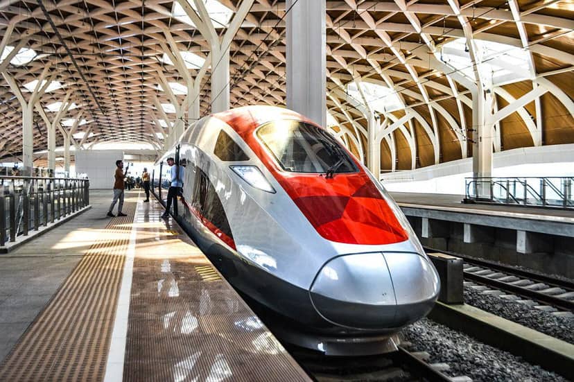 Perbedaan Tiket First Class dan Business Class Kereta Whoosh | IDN Times