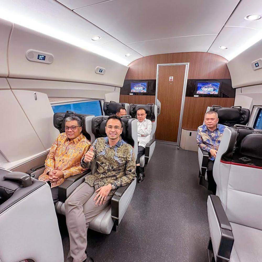 Perbedaan Tiket First Class dan Business Class Kereta Whoosh | IDN Times